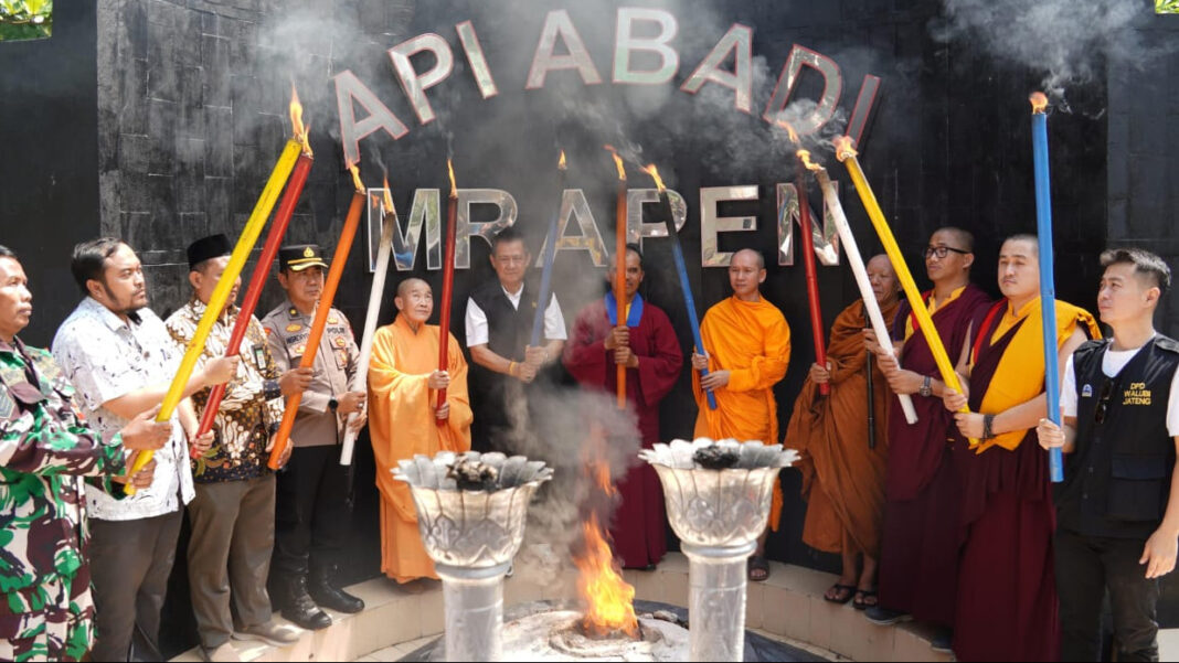 Perayaan Tri Suci Waisak, Ini Makna Pengambilan Api Dharma Mrapen di Grobogan - jejakrekam.com